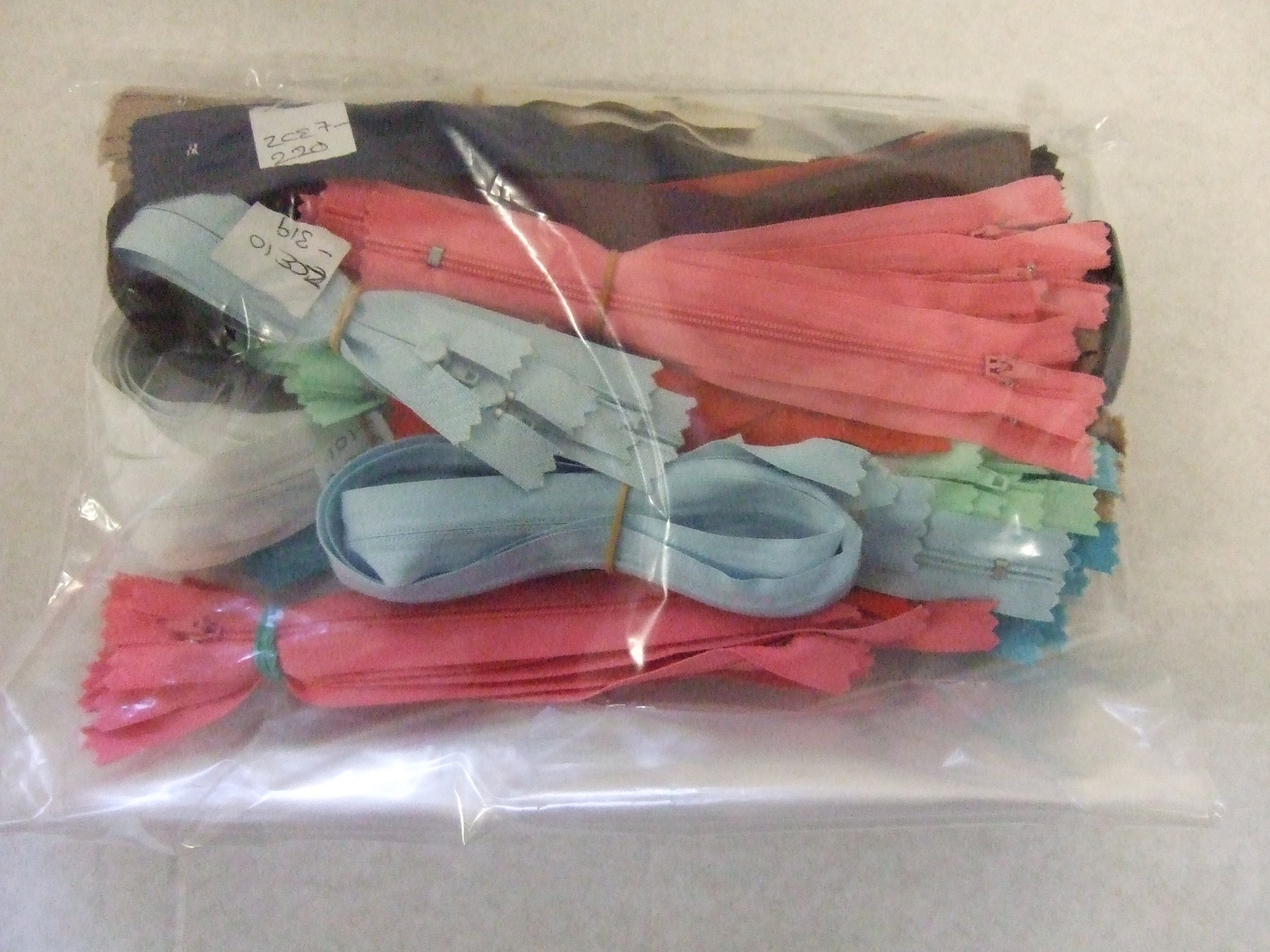 AB13 ZCE ZIPS VARIOUS SIZES & COLOURS X 67 IND · Just Crafts Wholesale